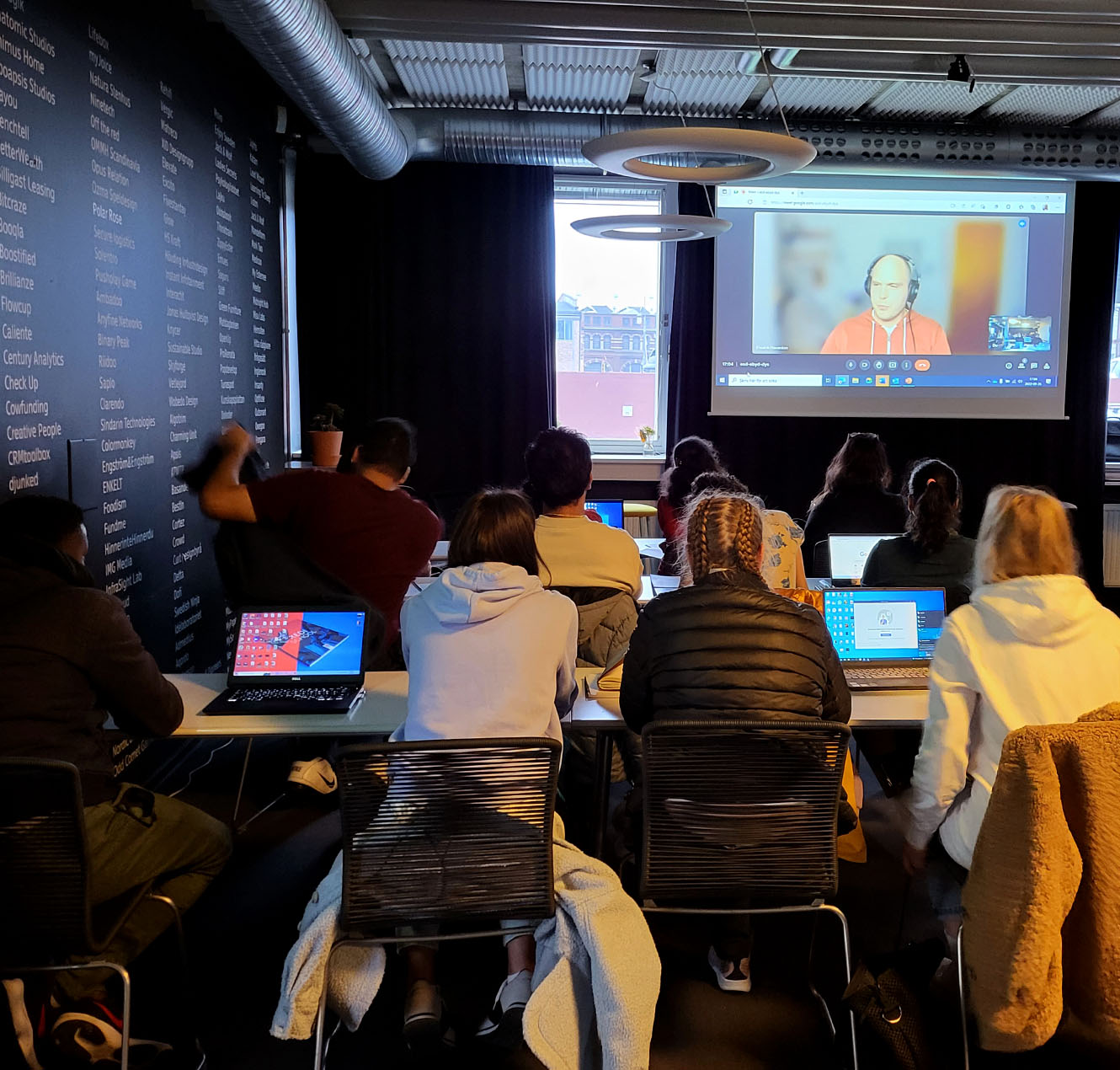 TCS donerar datorer för att stödja digital integration för kvinnor med ...